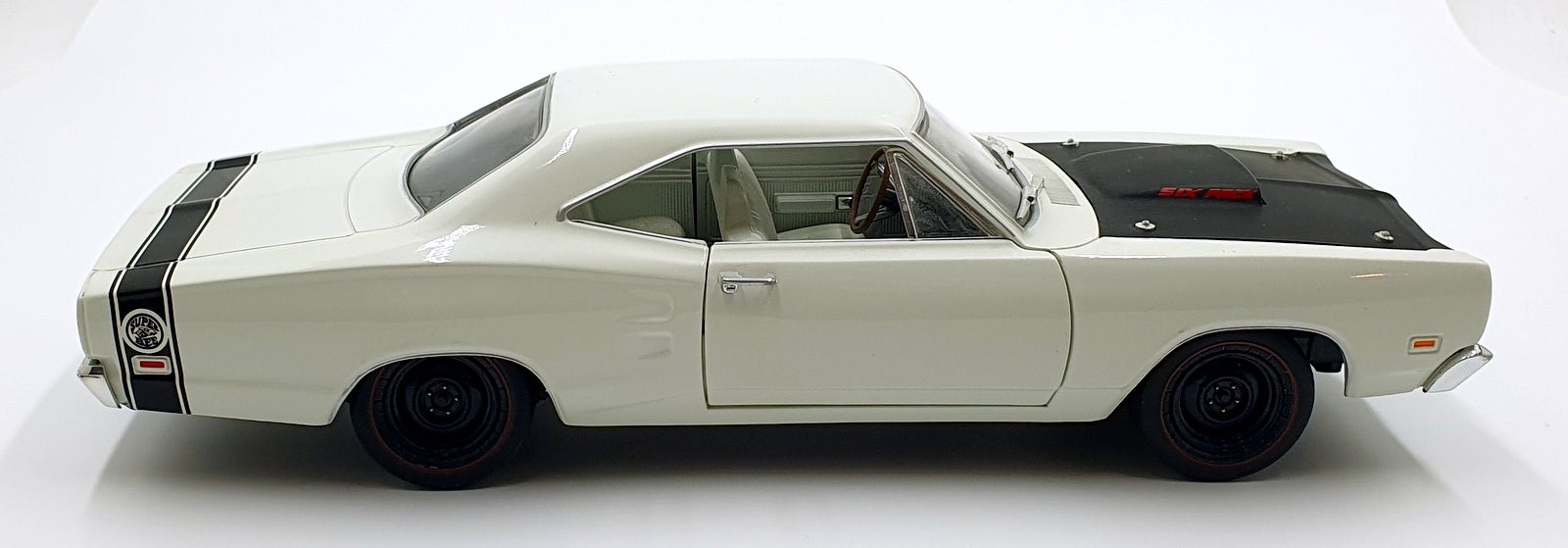 Ertl 1/18 Scale Diecast 15126C - Dodge Super Bee Six Pack - White/Black ...
