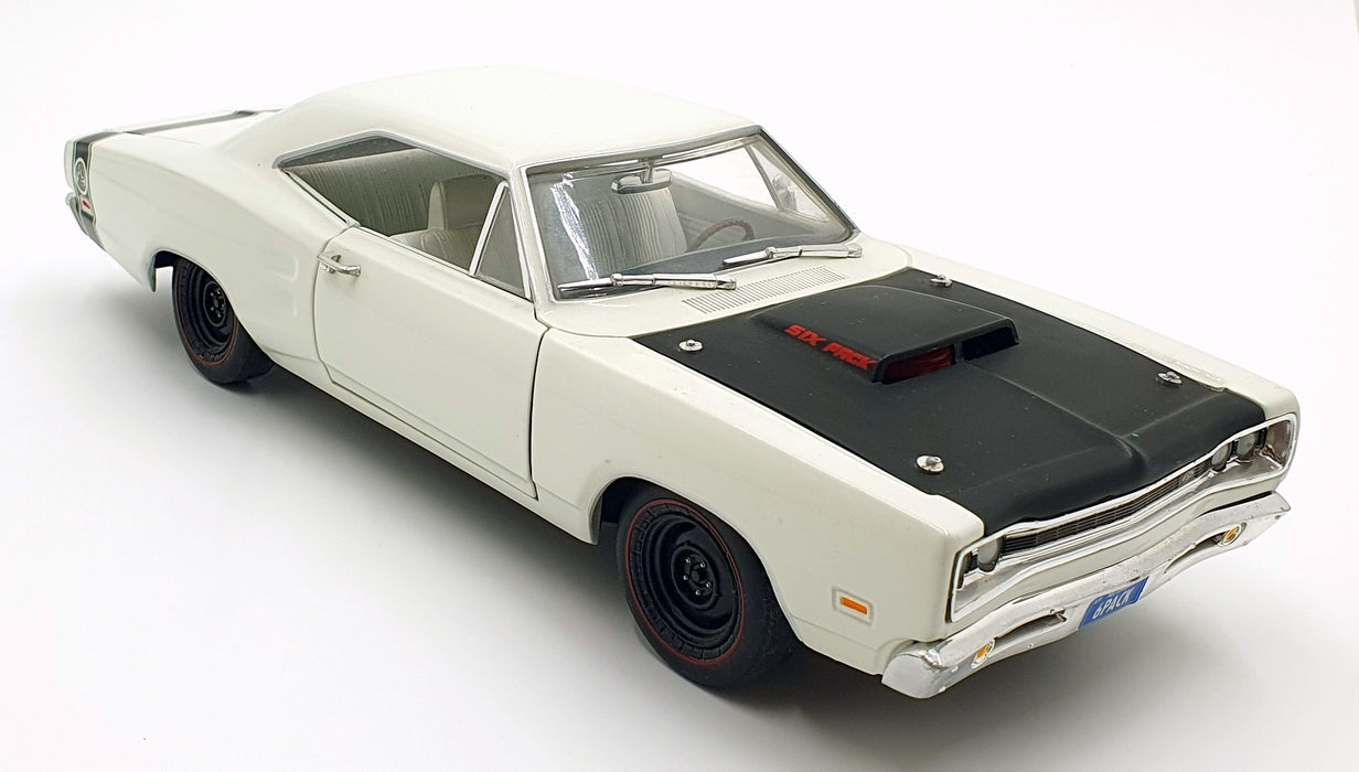 Ertl 1/18 Scale Diecast 15126C - Dodge Super Bee Six Pack - White/Black ...